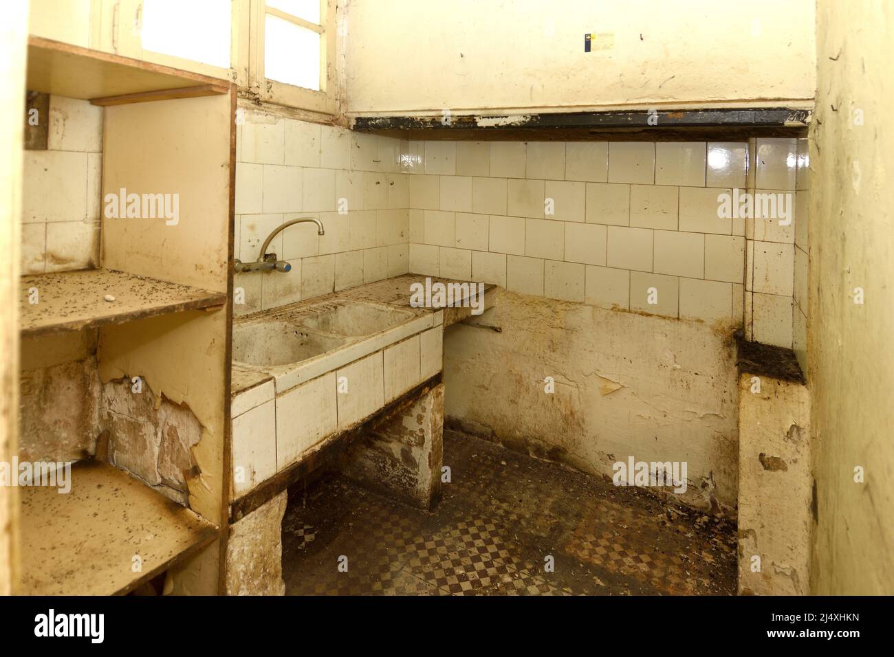abandoned old kitchen in a building Stock Photo - Alamy