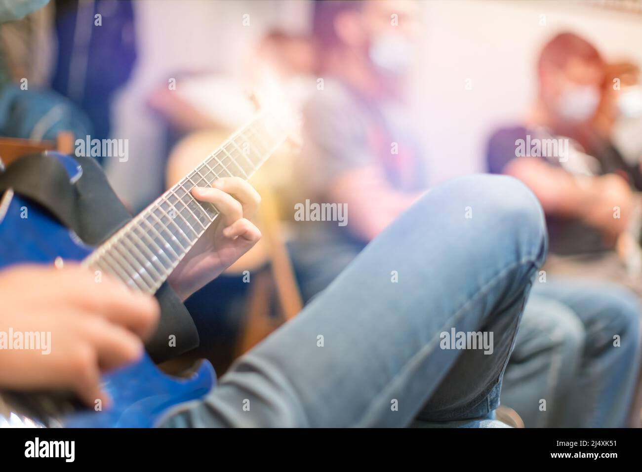 Guitar lesson hi-res stock photography and images - Alamy