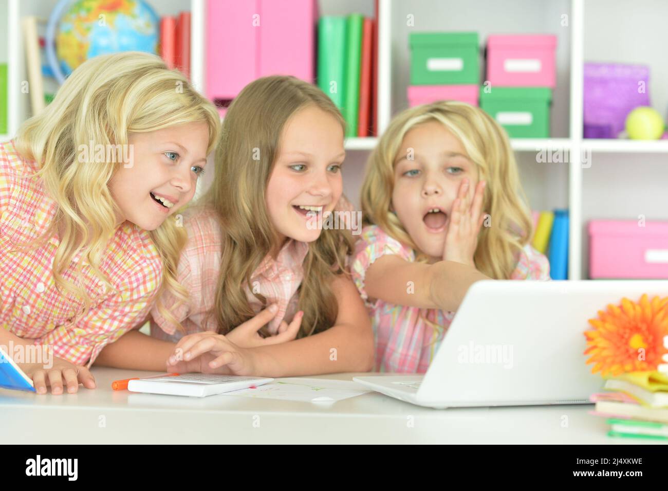 Surprised children class hi-res stock photography and images - Alamy