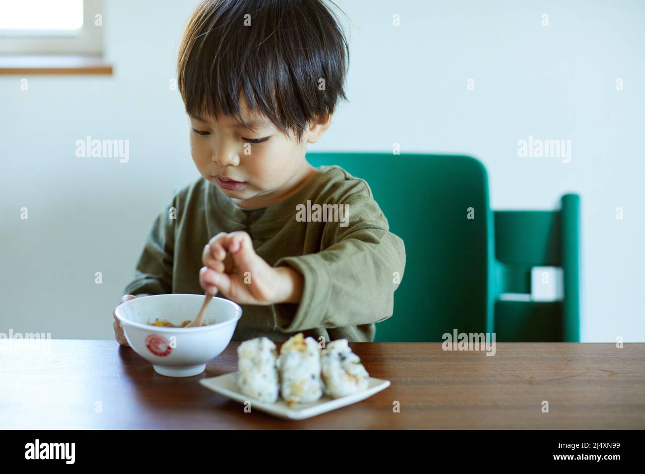 Japanese kid eating Stock Photo - Alamy