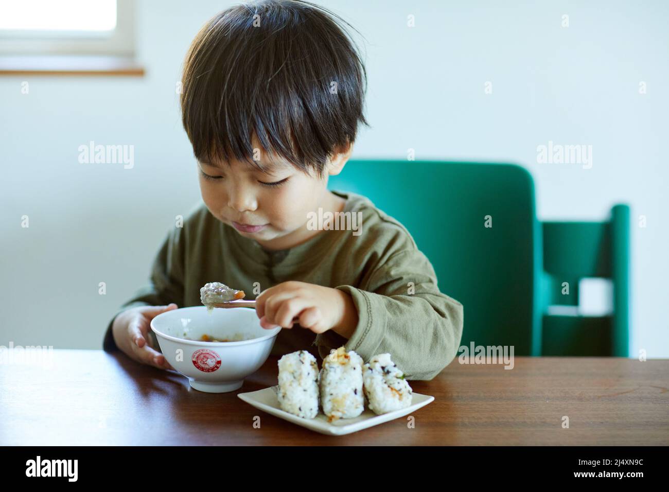 Japanese kid eating Stock Photo - Alamy