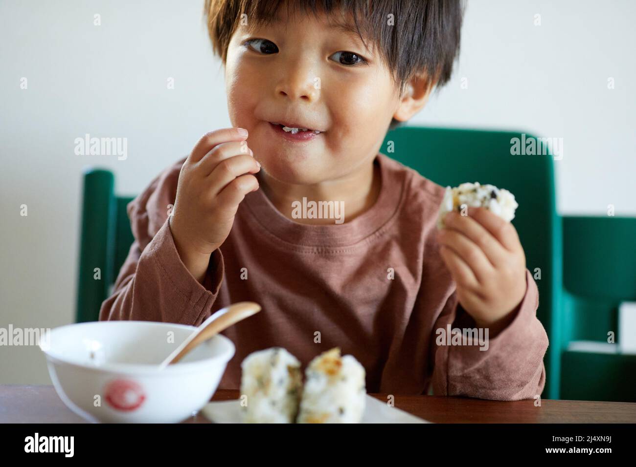 Japanese kid eating Stock Photo - Alamy