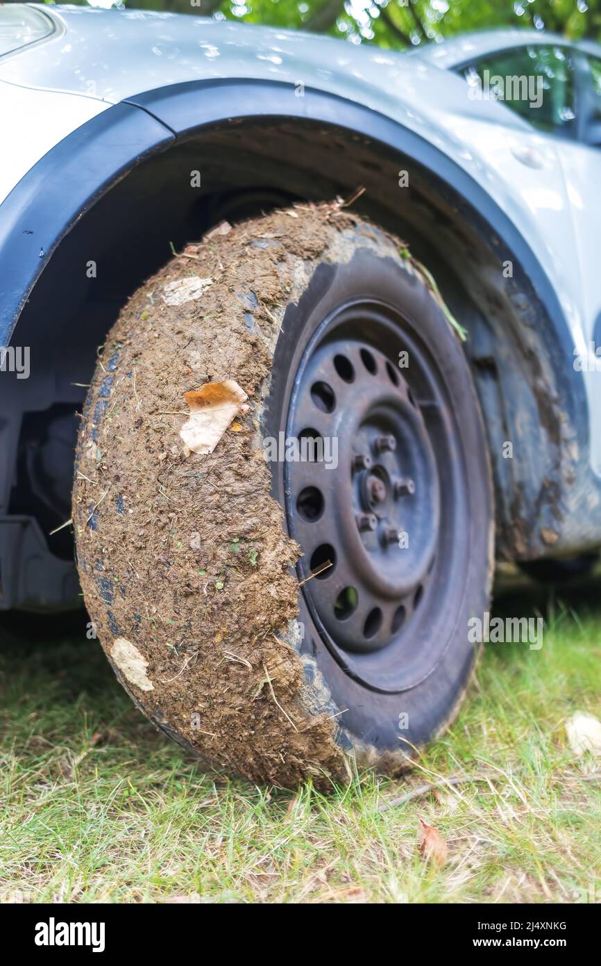 Mud covered wheels hi-res stock photography and images - Alamy