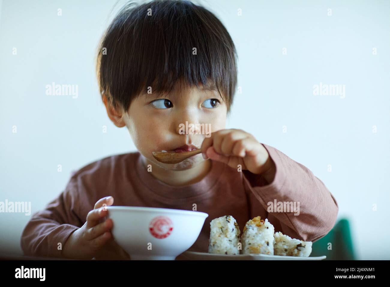 Japanese kid eating Stock Photo - Alamy