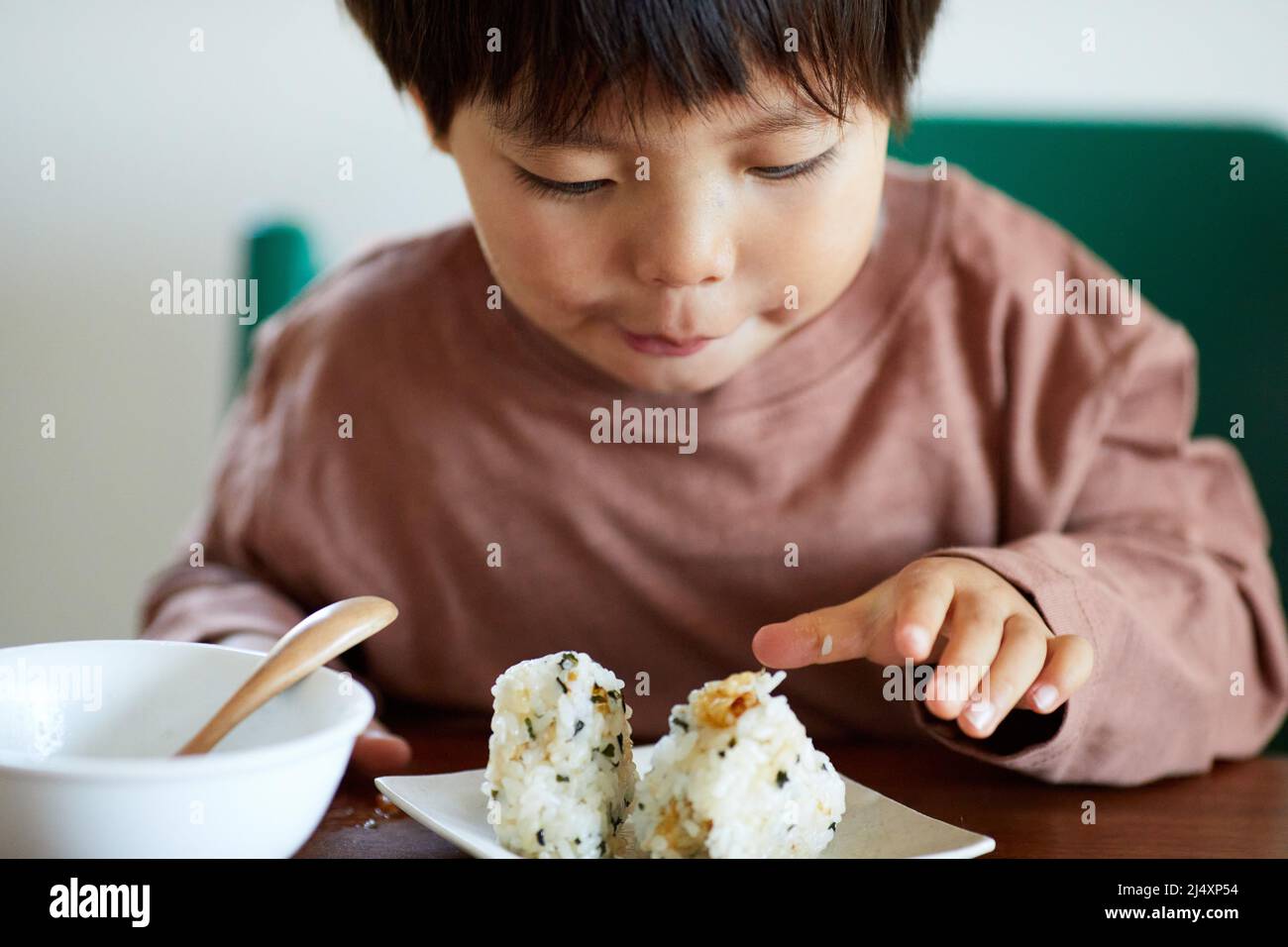 Japanese kid eating Stock Photo - Alamy