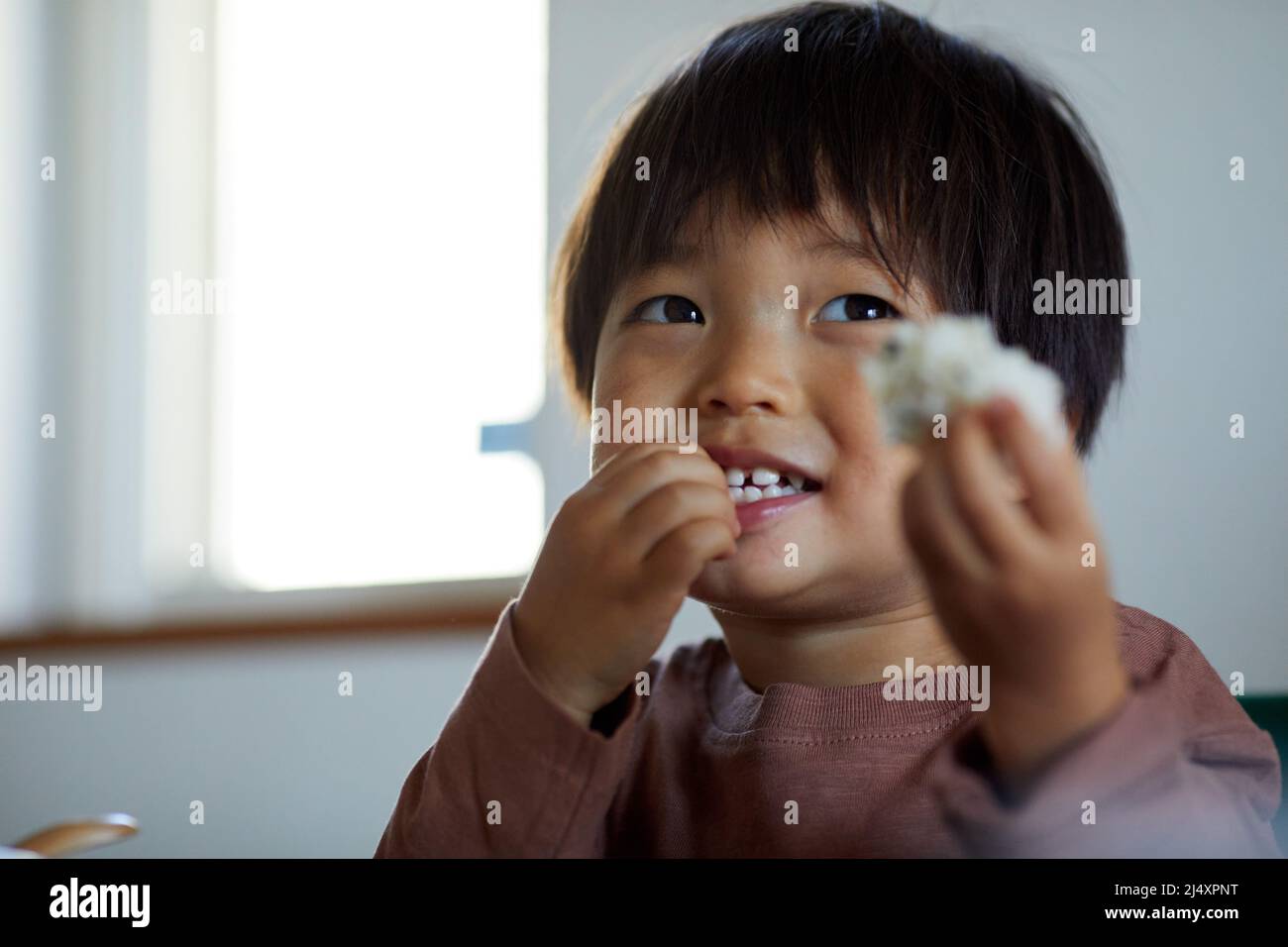 Japanese kid eating Stock Photo - Alamy