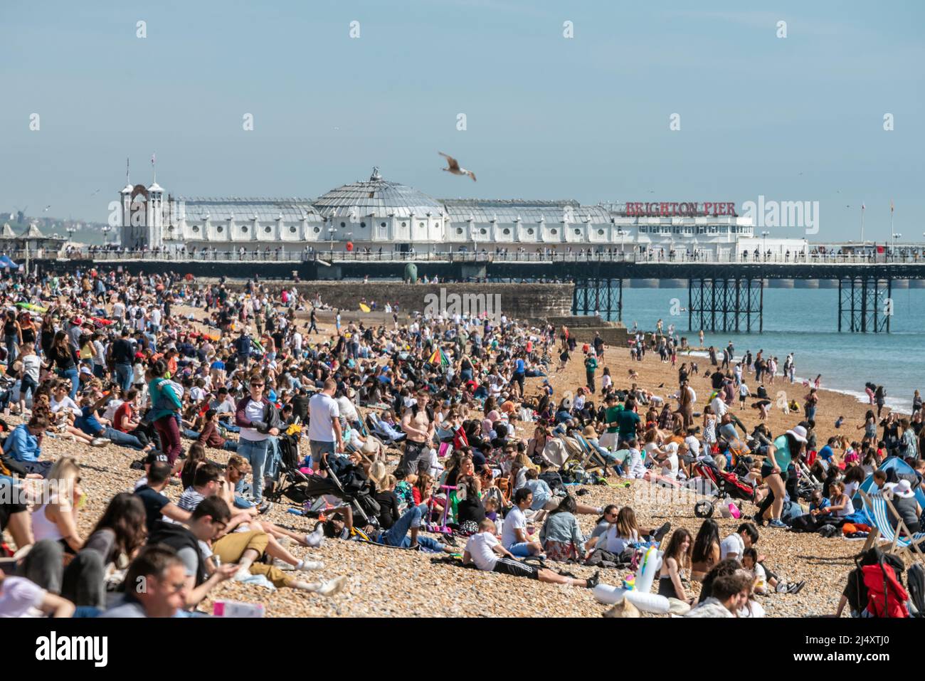 Brighton, April 15th 2022: A beautiful hot sunny afternoon brought the ...