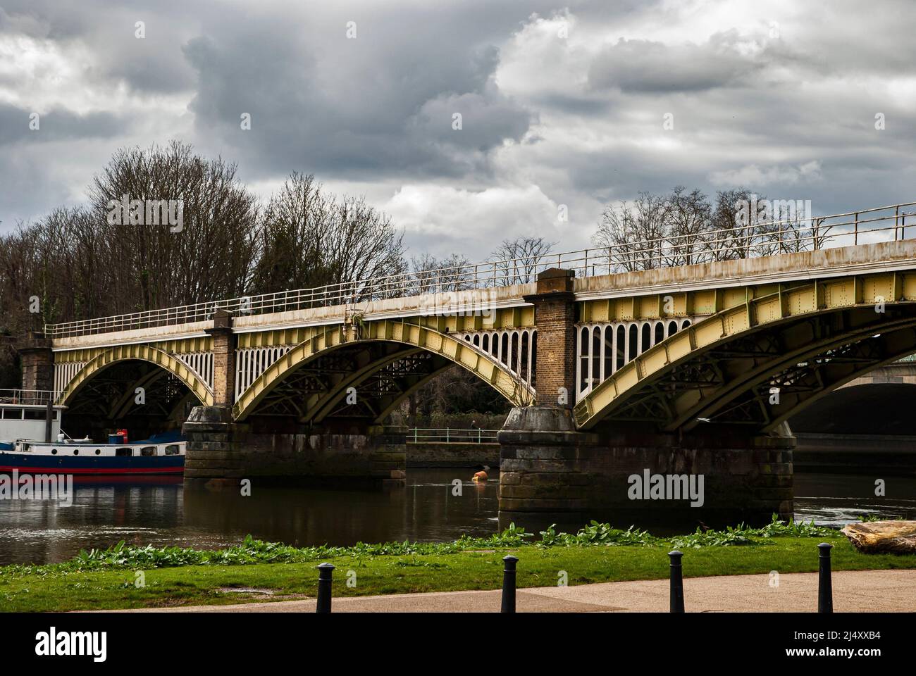 Old ancient traditional English stone bridge over calm countryside ...