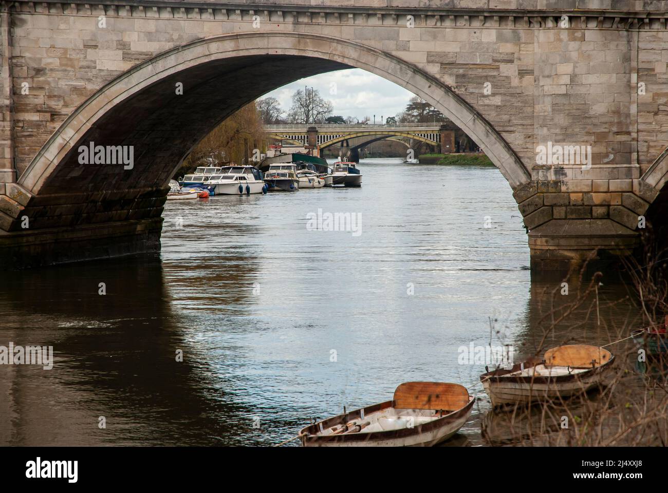 Old ancient traditional English stone bridge over calm countryside ...