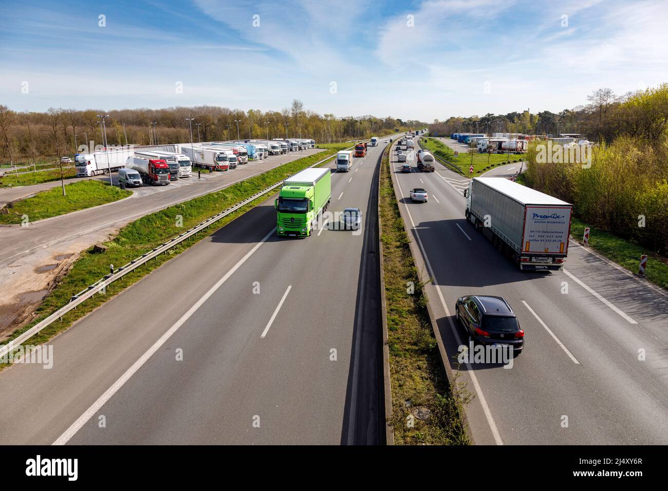 Motorway traffic at a crowded rest area Stock Photo - Alamy