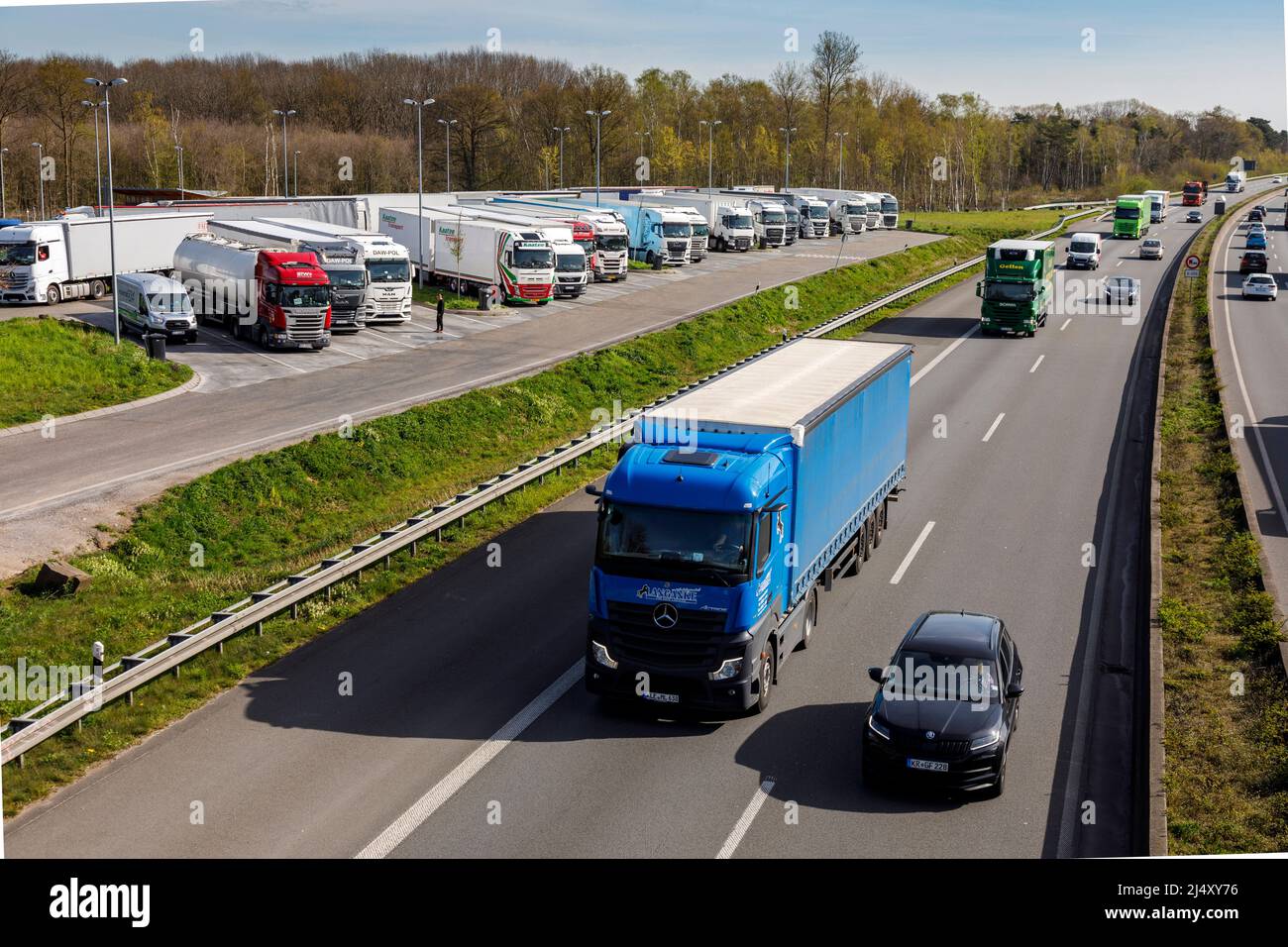 Motorway traffic at a crowded rest area Stock Photo - Alamy