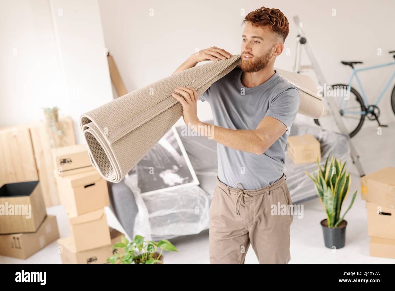 Men carrying sofa hi-res stock photography and images - Alamy