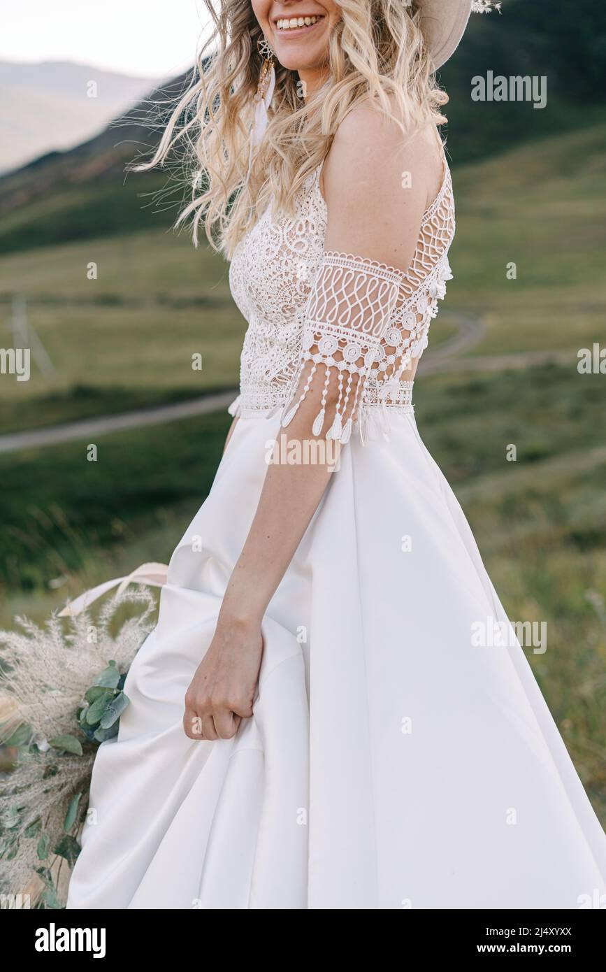Bride in a rustic wedding dress Stock Photo - Alamy