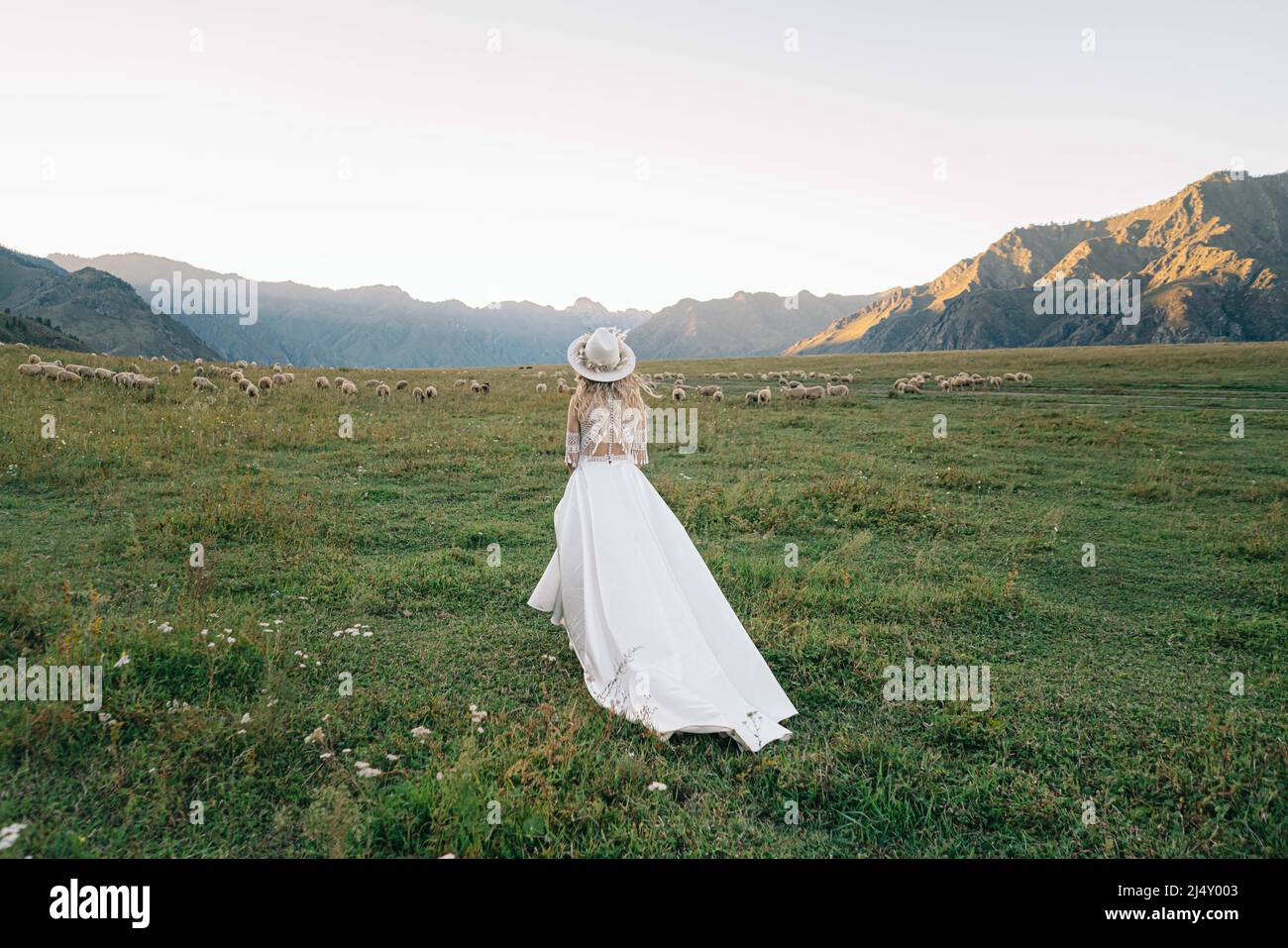 Bride in a rustic wedding dress Stock Photo - Alamy