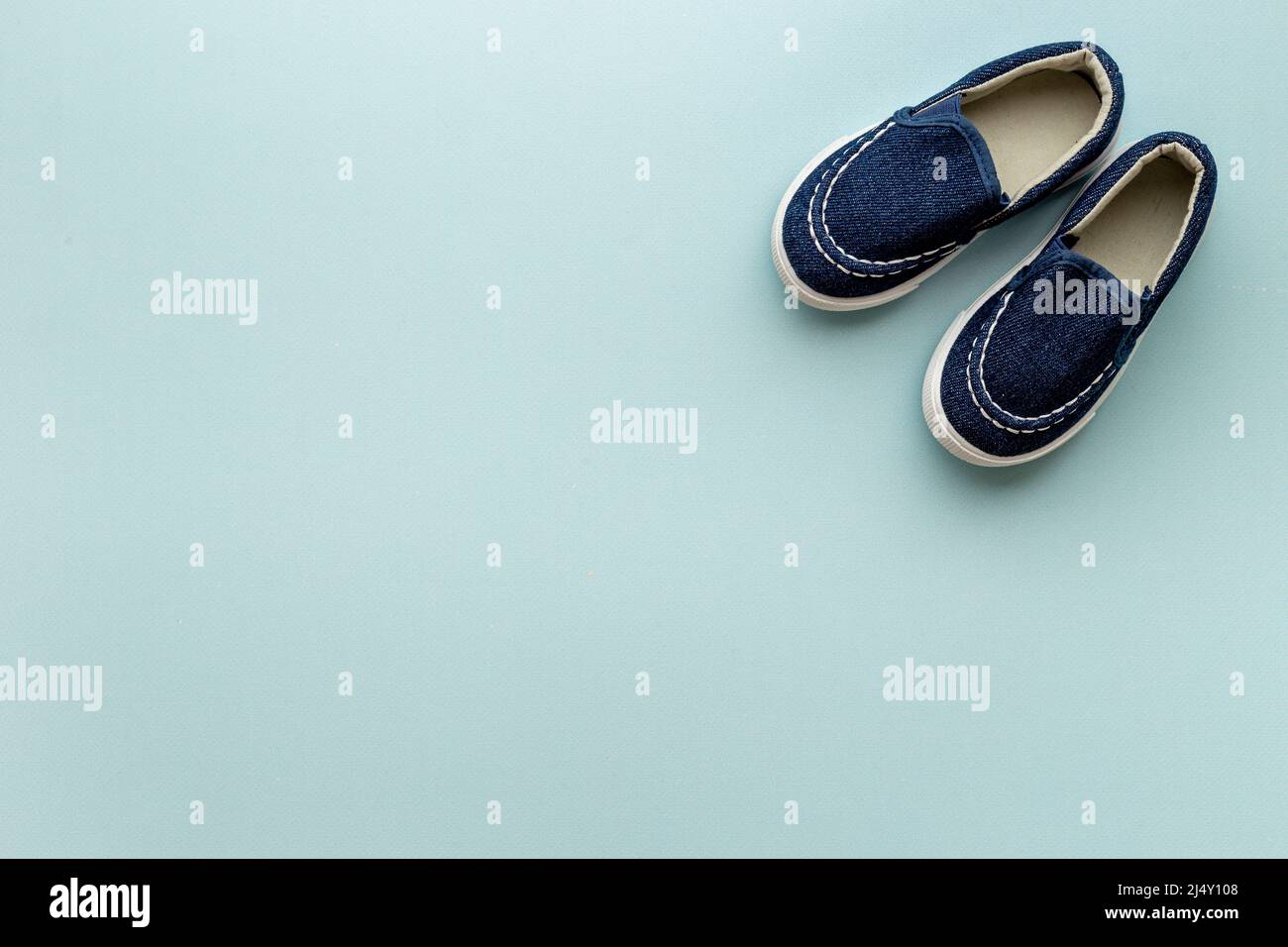 Baby blue booties - babyshower party background Stock Photo - Alamy