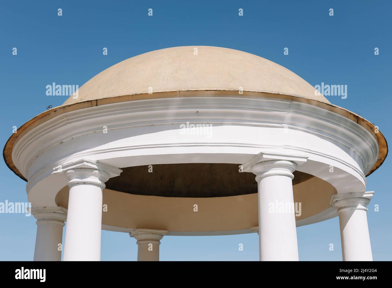 Rotunda against a blue sky. Ancient temple with dome Stock Photo - Alamy