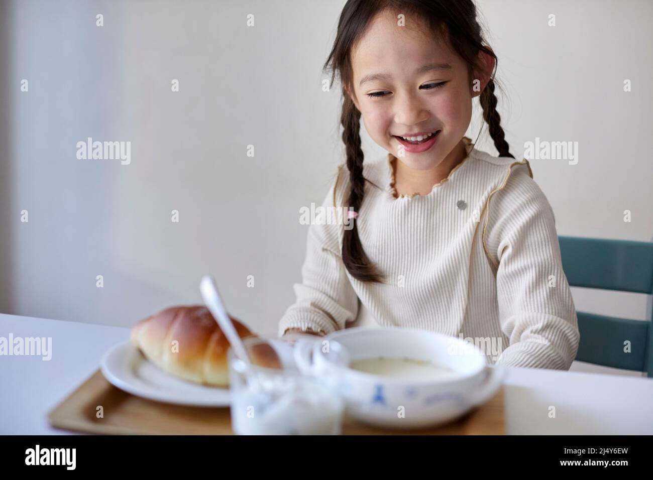 Japanese kid eating Stock Photo - Alamy
