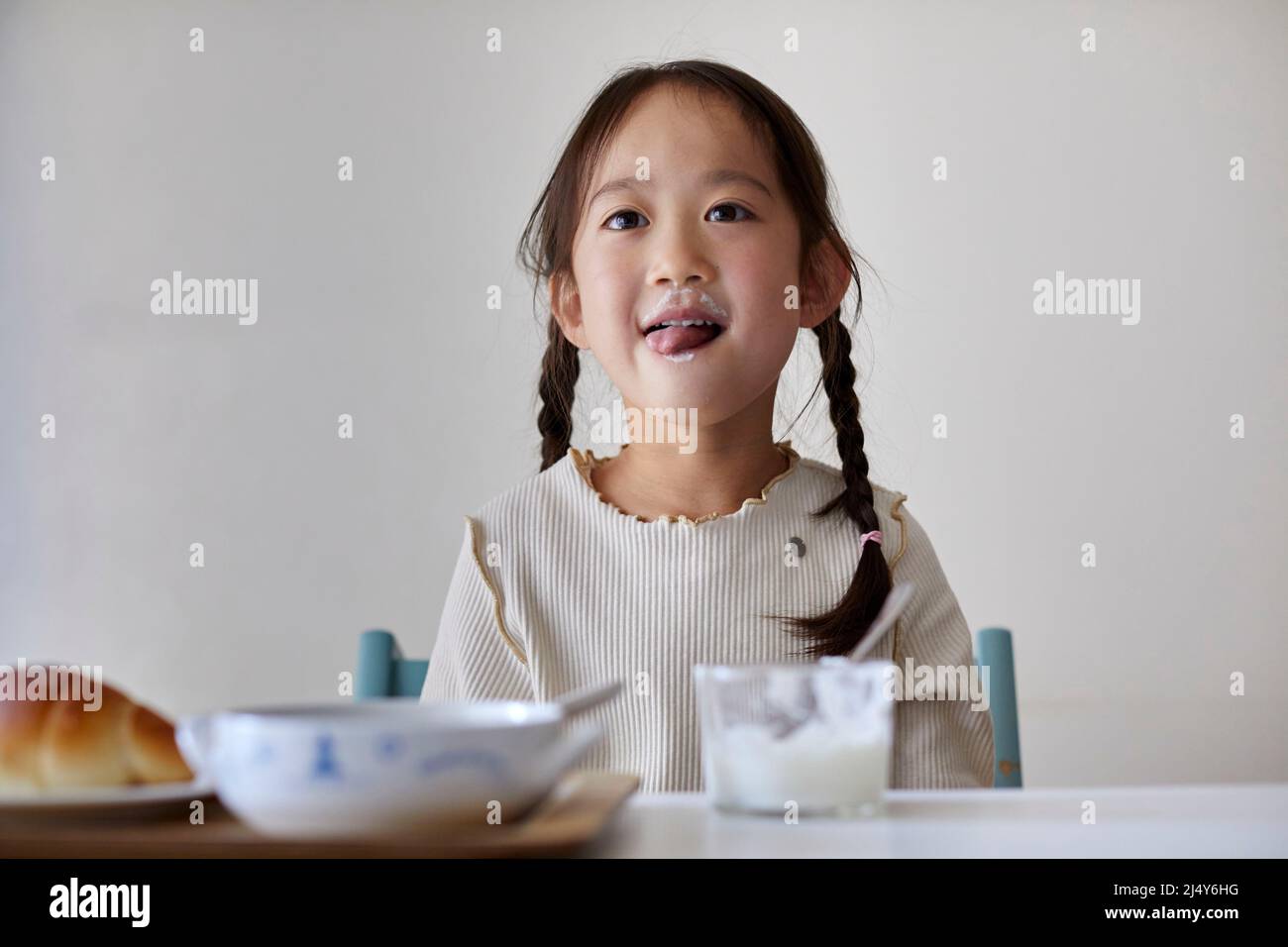 Japanese kid eating Stock Photo - Alamy