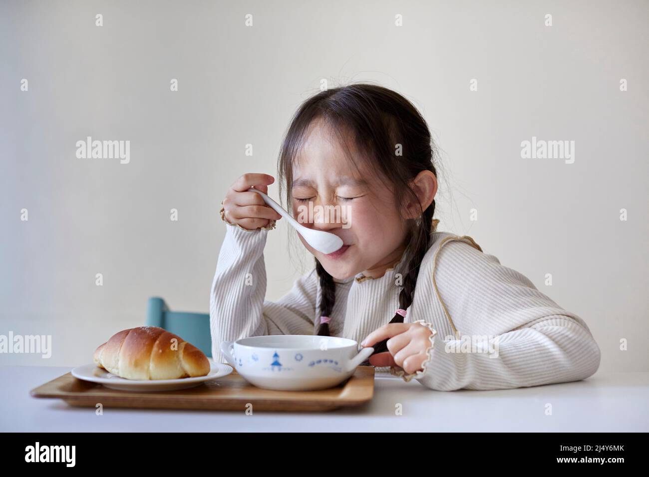 Japanese kid eating Stock Photo - Alamy