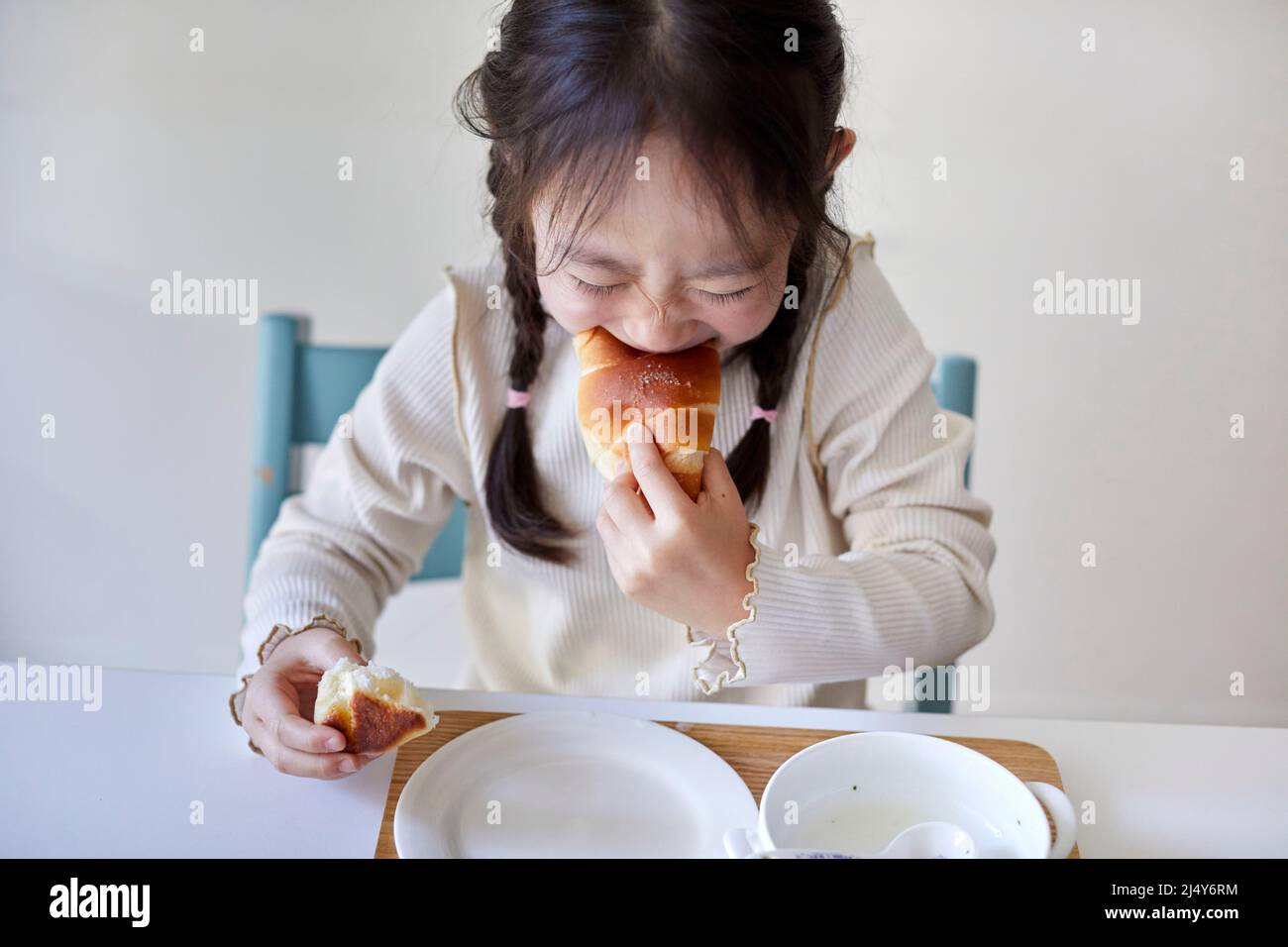 Japanese kid eating Stock Photo - Alamy