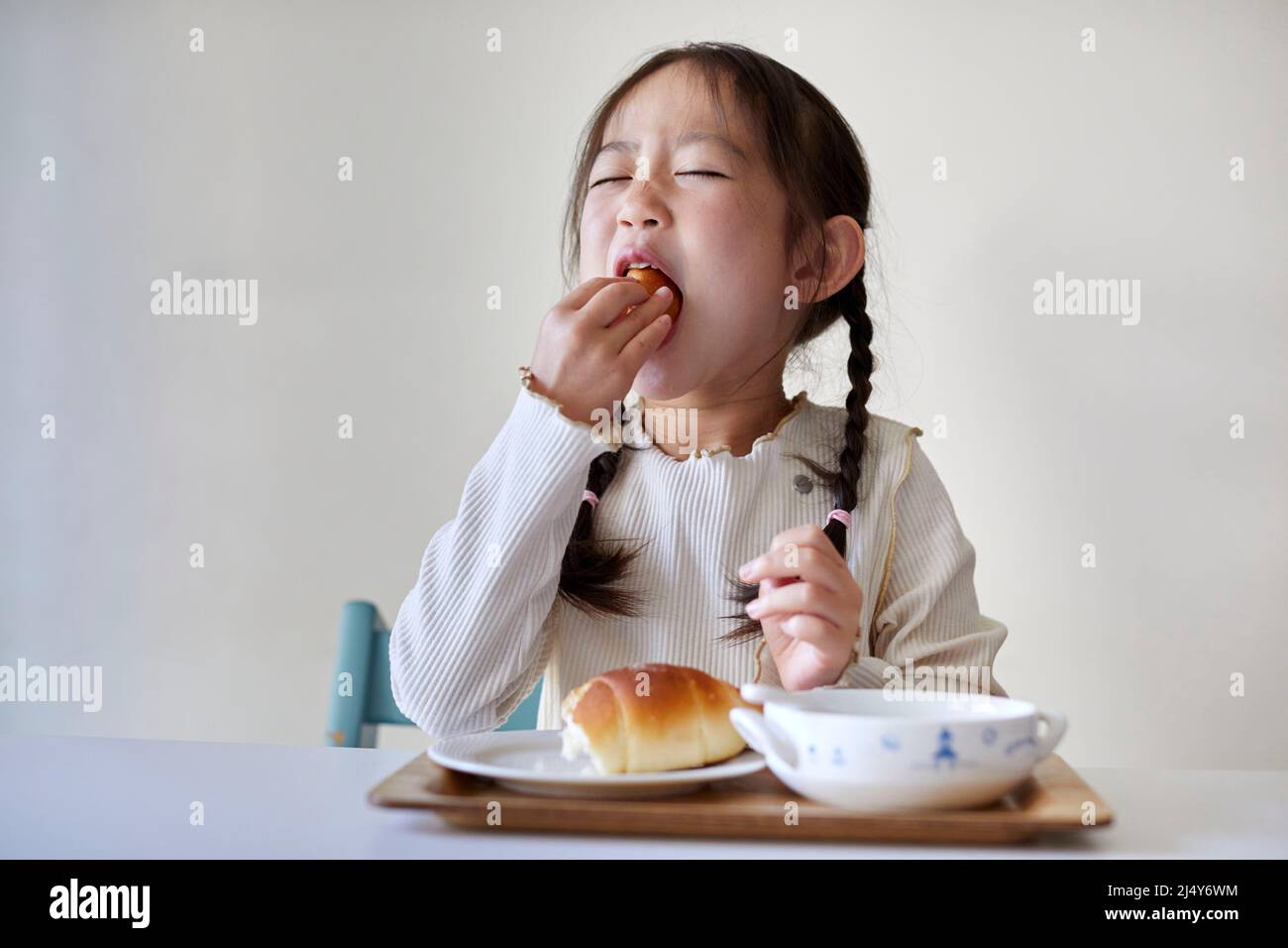 Japanese kid eating Stock Photo - Alamy
