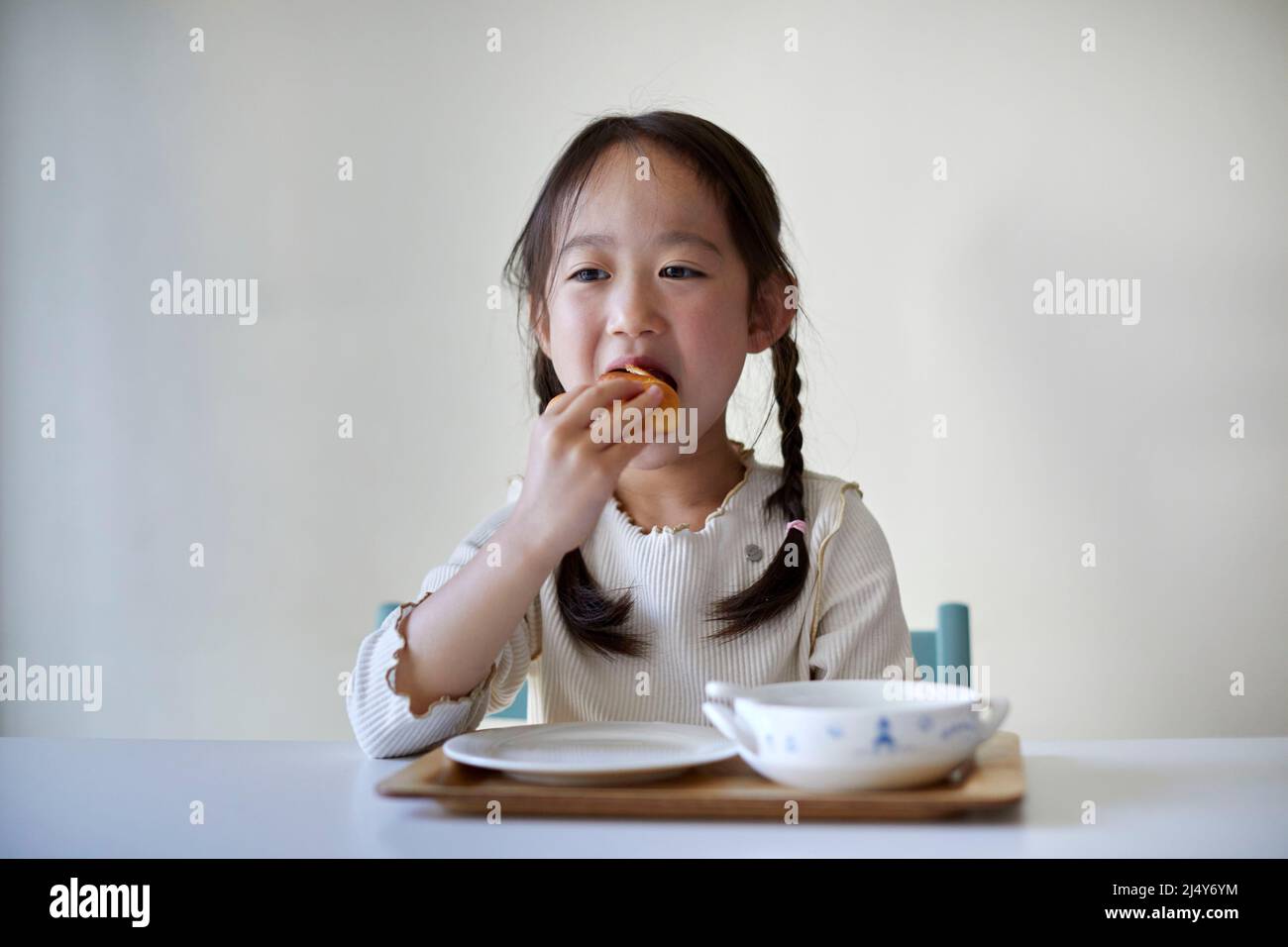 Japanese kid eating Stock Photo - Alamy