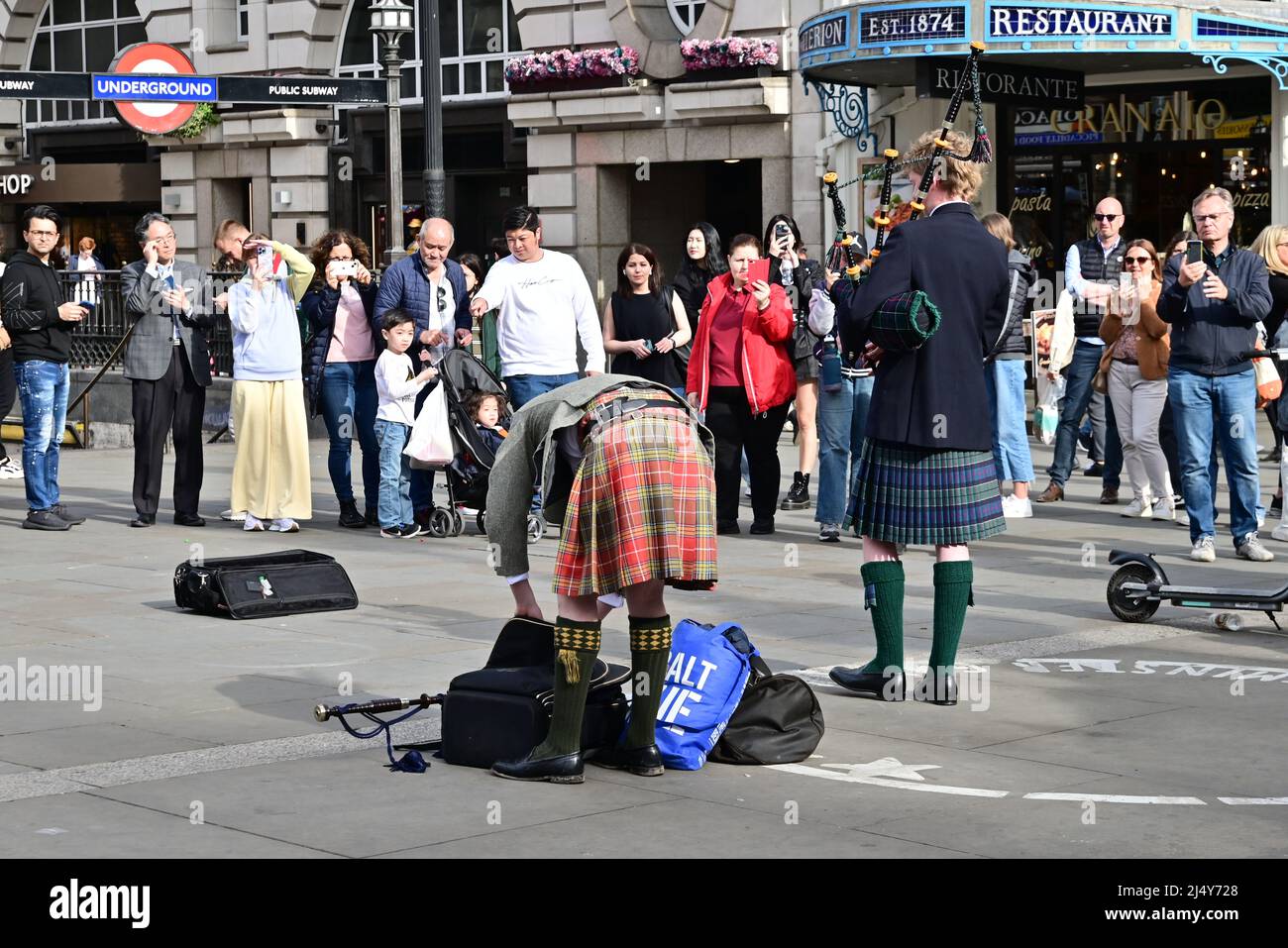 Scottish street buskers in kilts hi-res stock photography and images ...