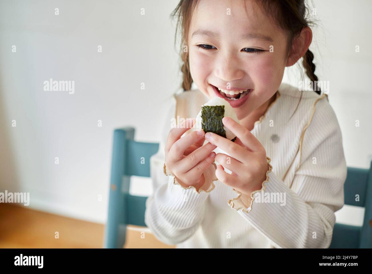 Japanese kid eating Stock Photo - Alamy