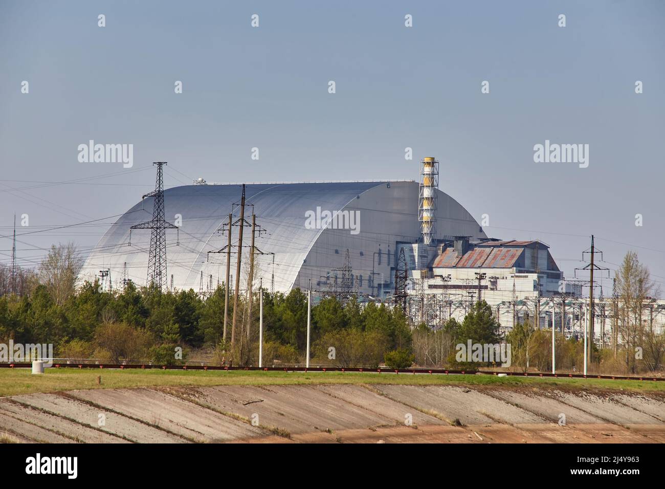 Reactor 4 at the Chernobyl nuclear power plant with a new confinement ...