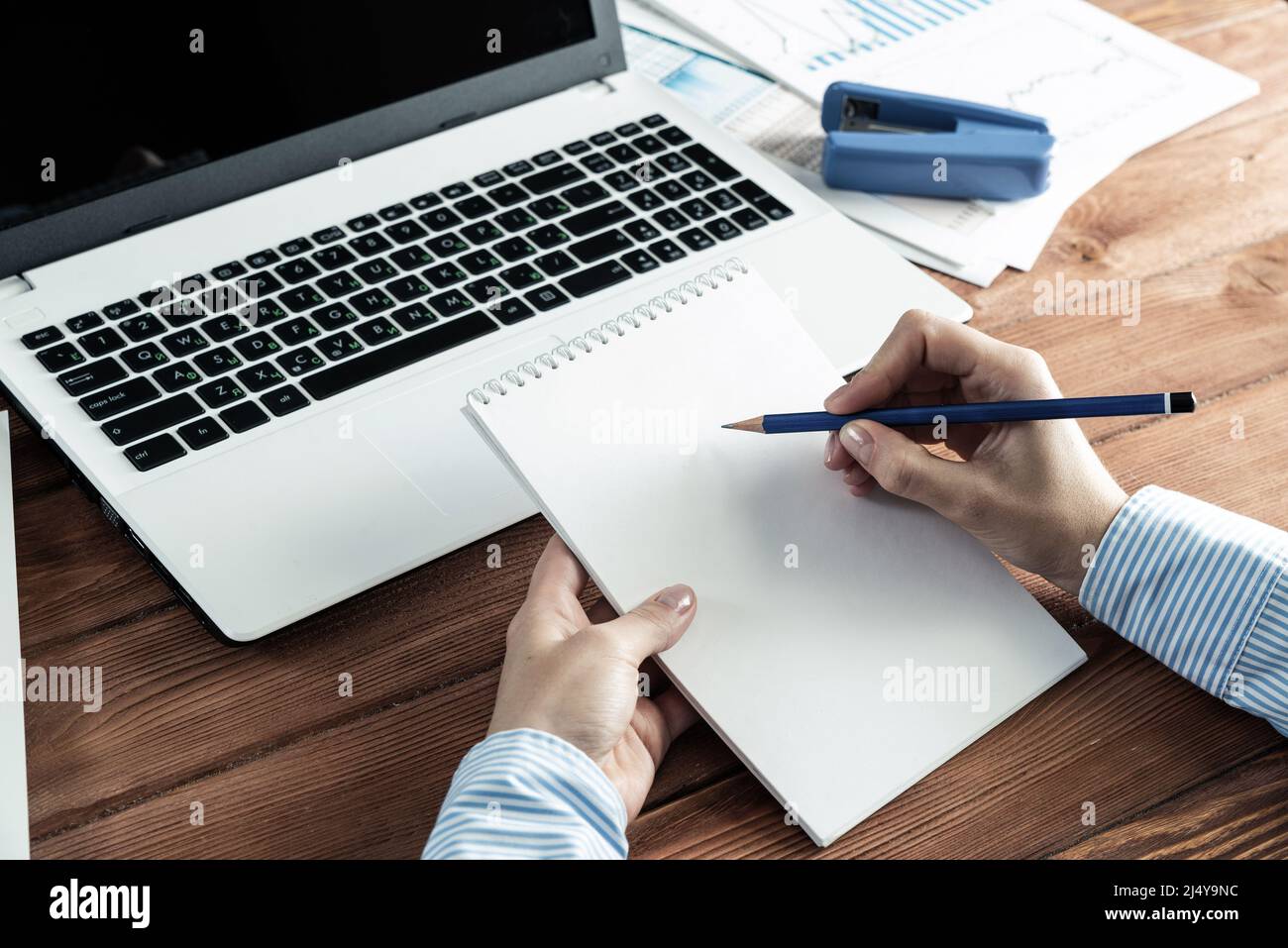 woman with notepad in the office Stock Photo - Alamy