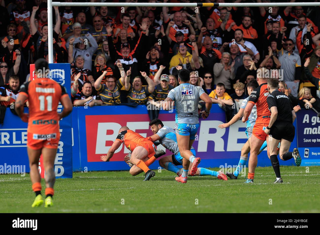 Castleford, UK. 18th Apr, 2022. Liam Watts (8) of Castleford Tigers ...