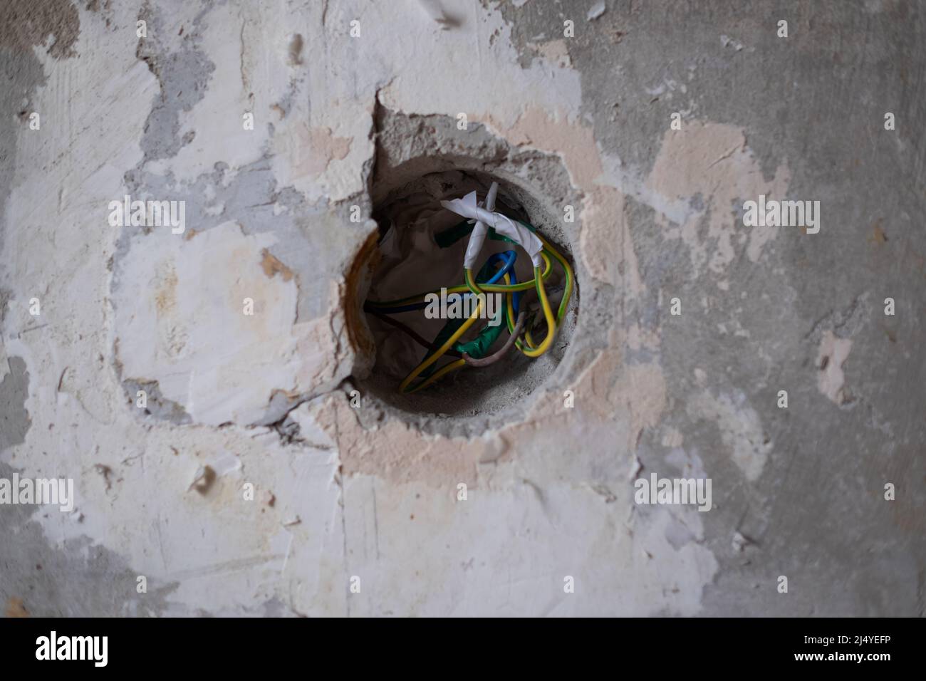 Old electric wire in wall. Renovation of flat wiring Stock Photo - Alamy