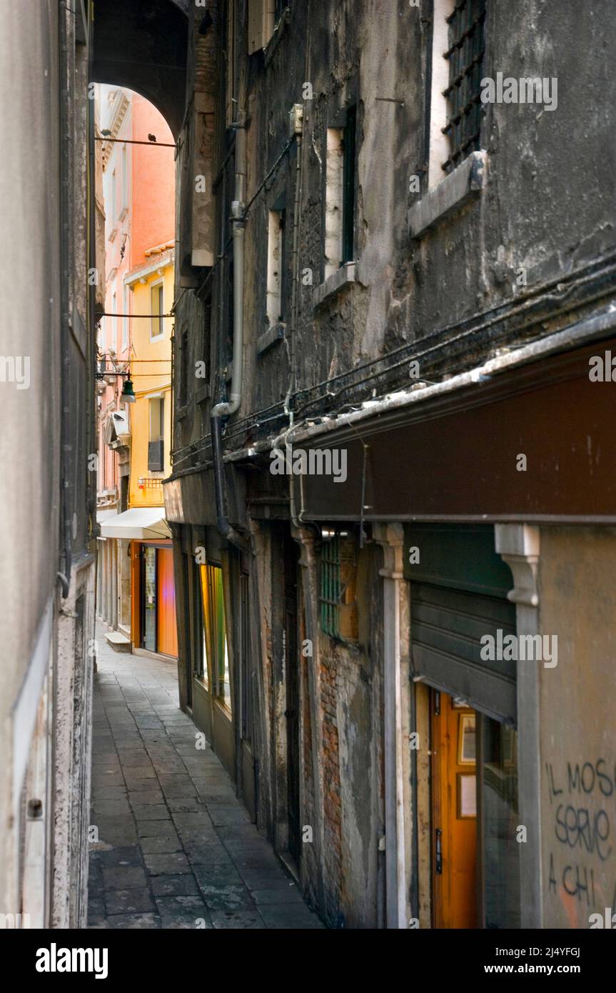 Narrow Alley, Venice, Italy Stock Photo - Alamy