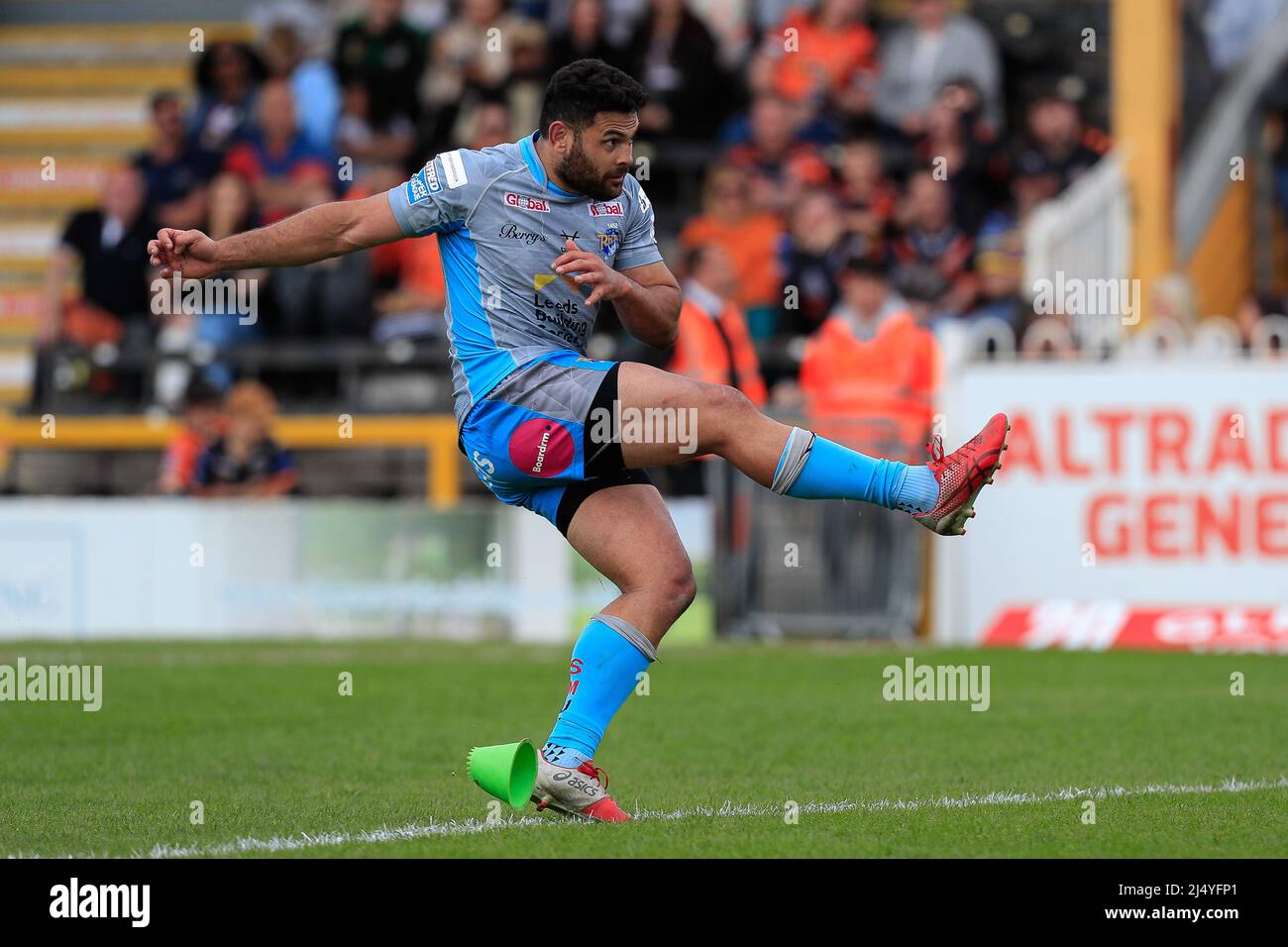 Rhyse Martin (12) of Leeds Rhinos takes the penalty goal and scores to ...
