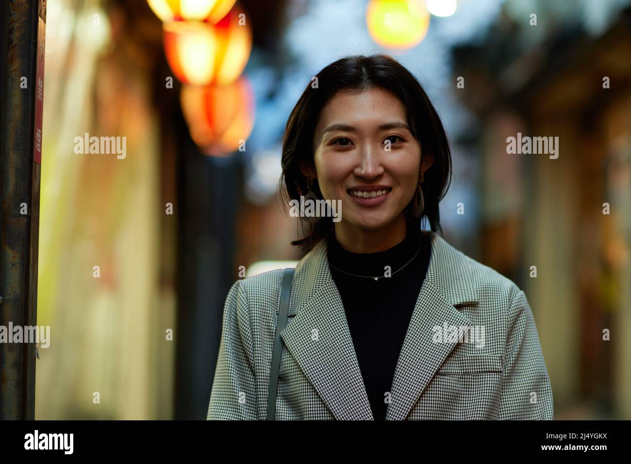 Japanese woman downtown Tokyo Stock Photo - Alamy