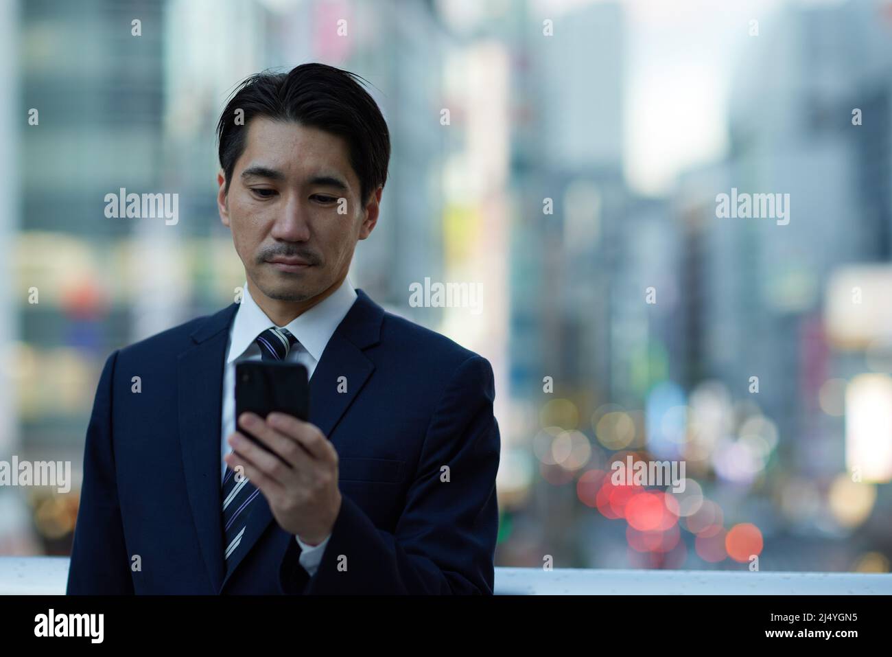 Japanese businessman downtown Tokyo Stock Photo - Alamy