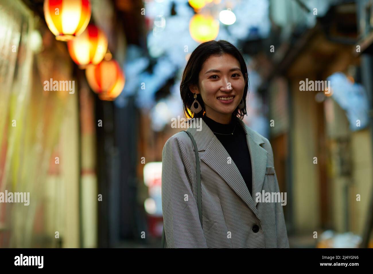 Japanese woman downtown Tokyo Stock Photo - Alamy