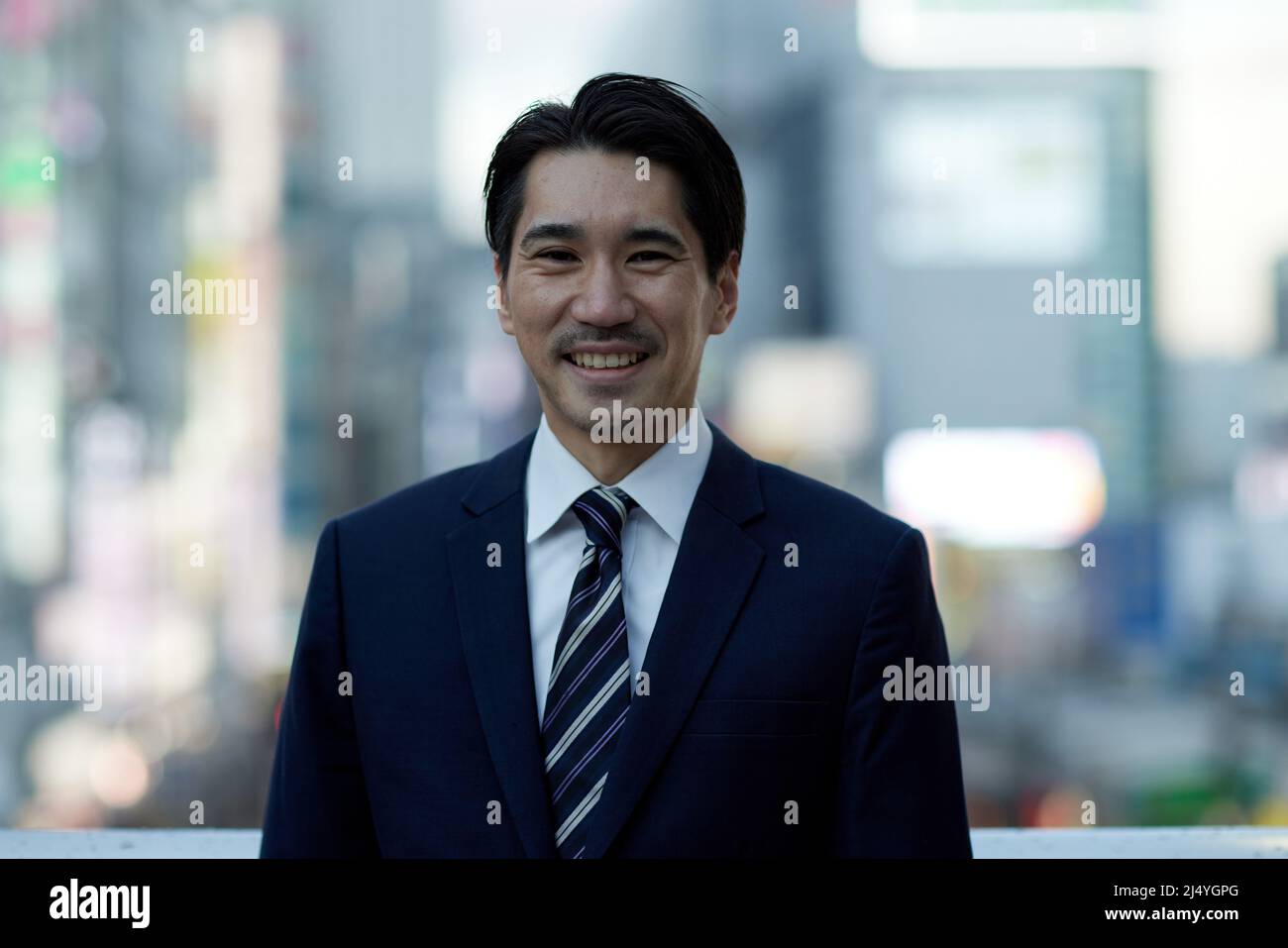 Japanese businessman downtown Tokyo Stock Photo - Alamy