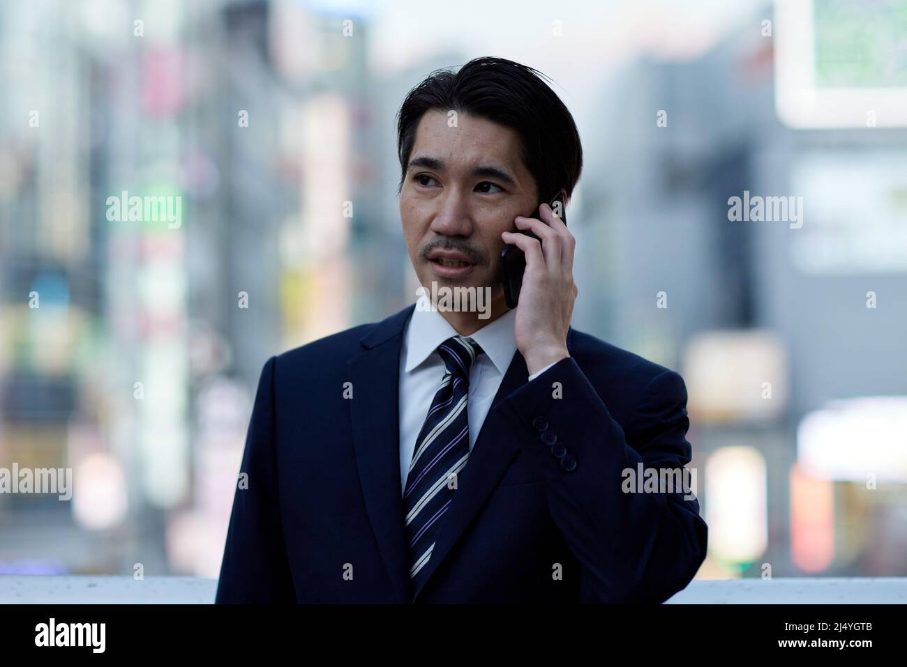 Japanese businessman downtown Tokyo Stock Photo - Alamy