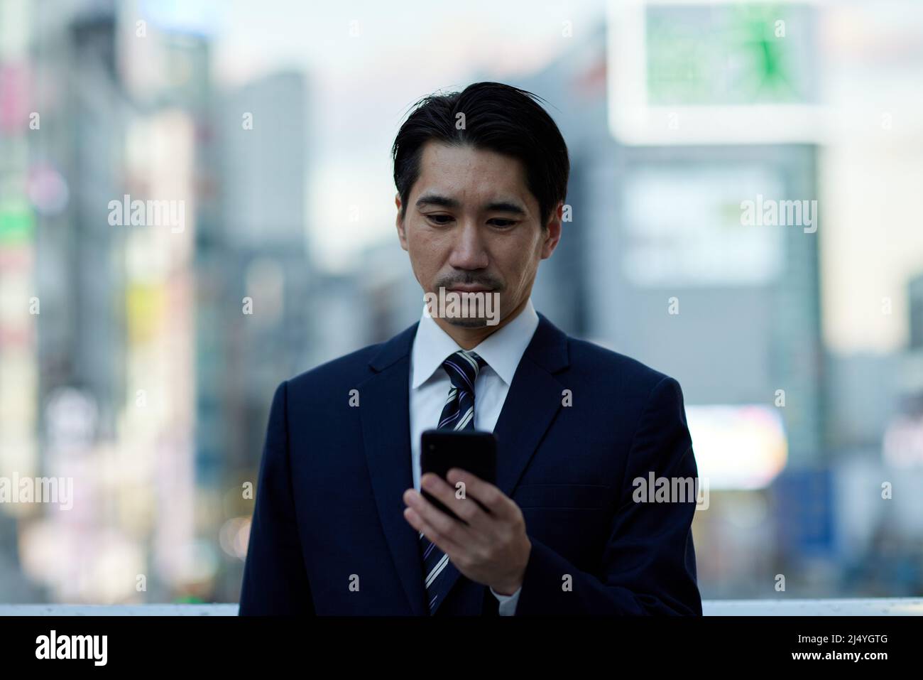 Japanese businessman downtown Tokyo Stock Photo - Alamy