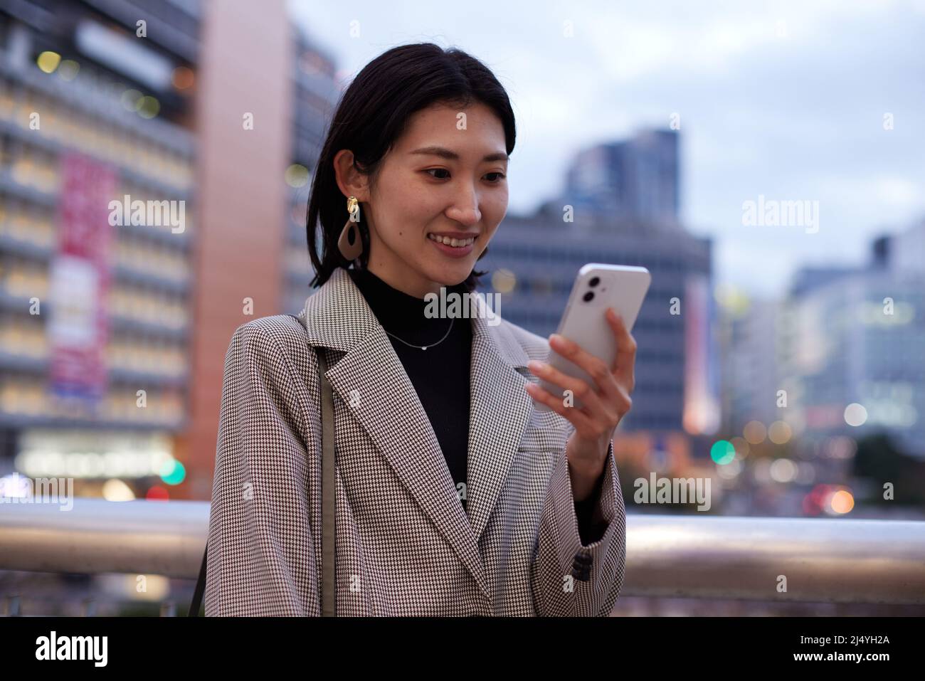 Japanese woman downtown Tokyo Stock Photo - Alamy