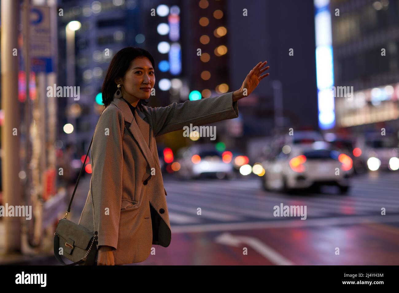 Japanese woman downtown Tokyo Stock Photo - Alamy