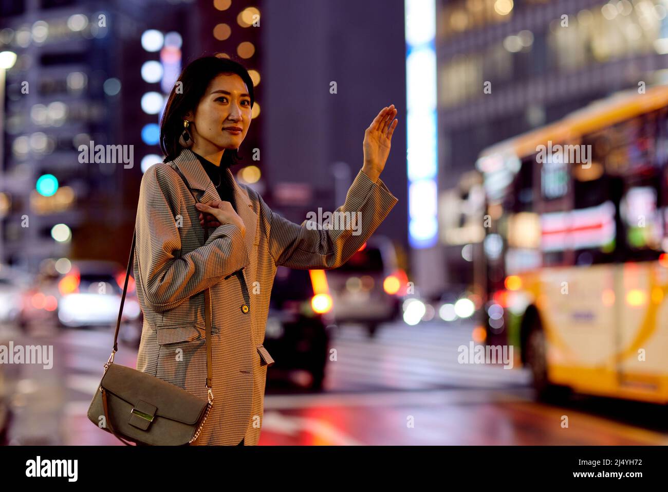 Japanese woman downtown Tokyo Stock Photo - Alamy
