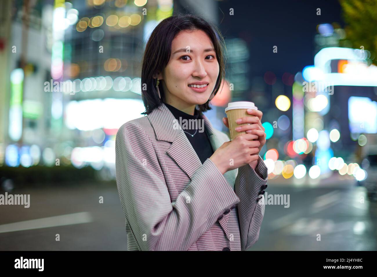 Japanese woman downtown Tokyo Stock Photo - Alamy