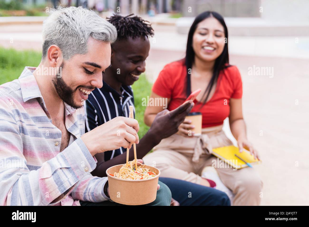 Diverse group of students eating lunch hi-res stock photography and ...