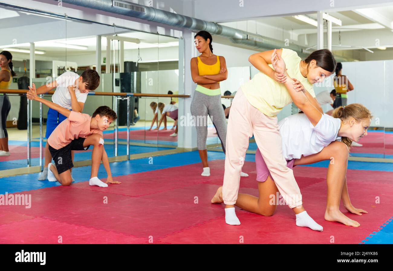 Kids on self-defence training Stock Photo - Alamy