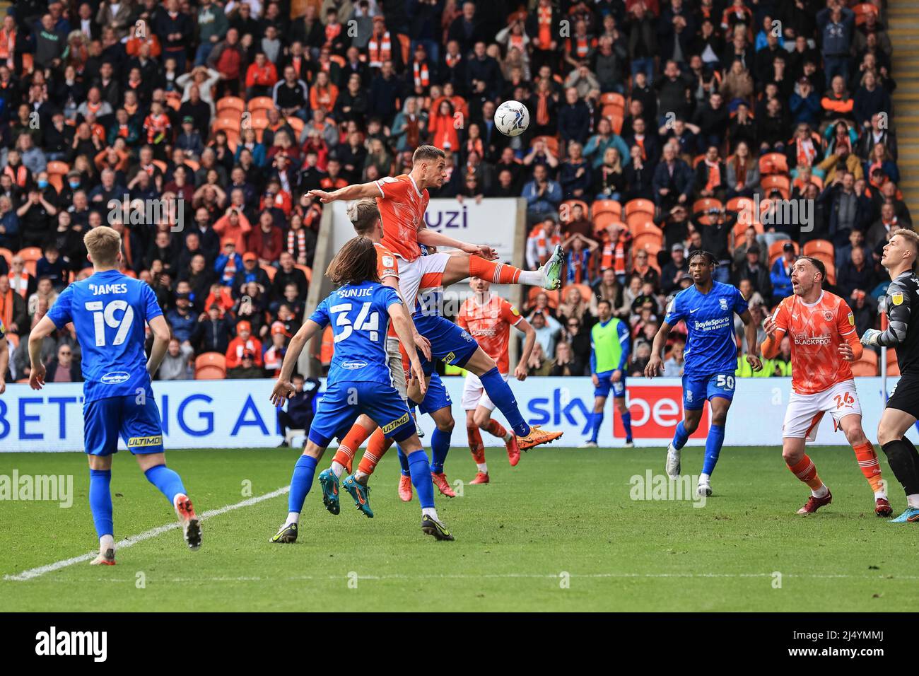 Jerry Yates #9 of Blackpool heads on goal Stock Photo - Alamy