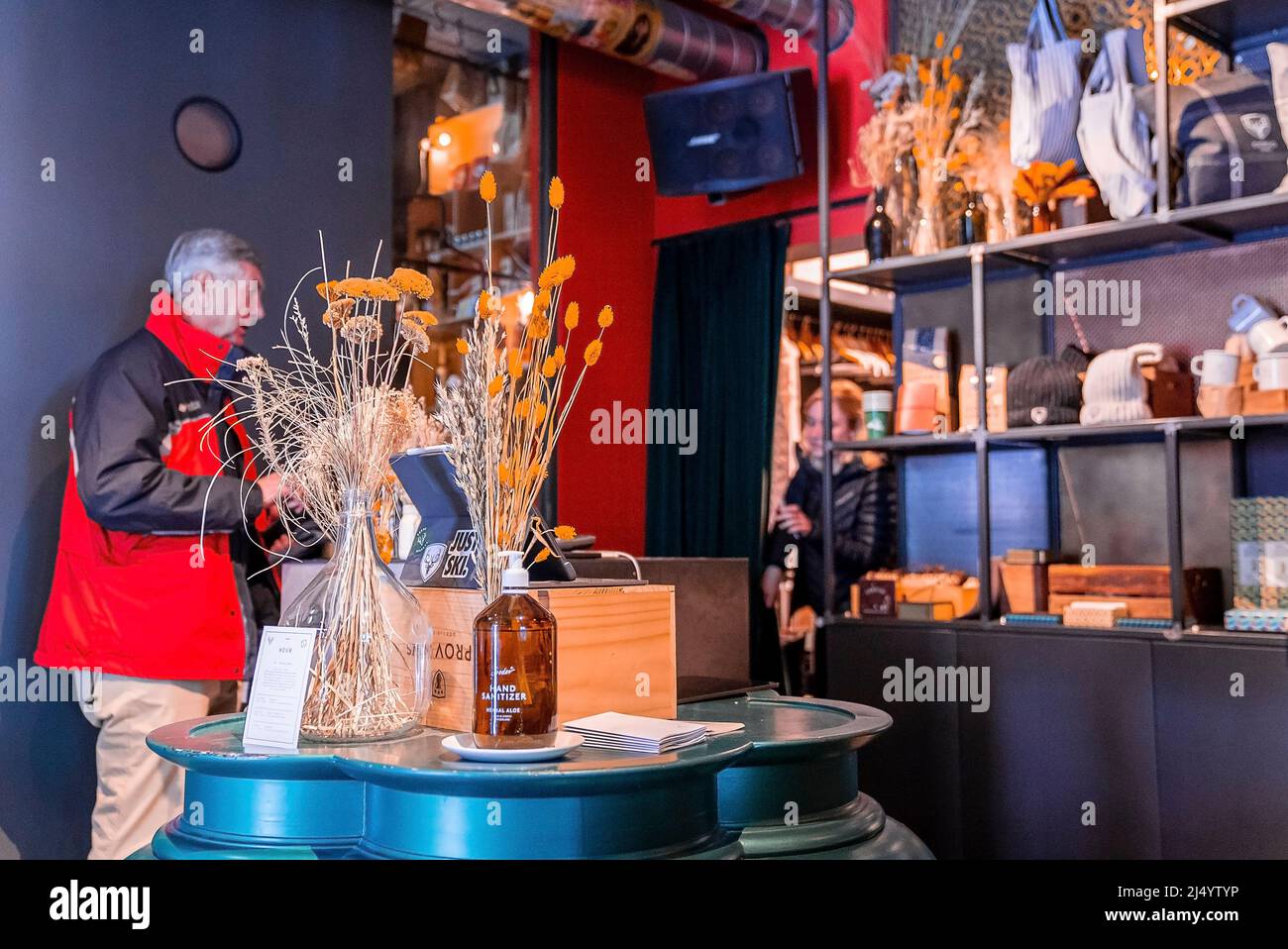 Luxury hotel reception counter hi-res stock photography and images - Alamy
