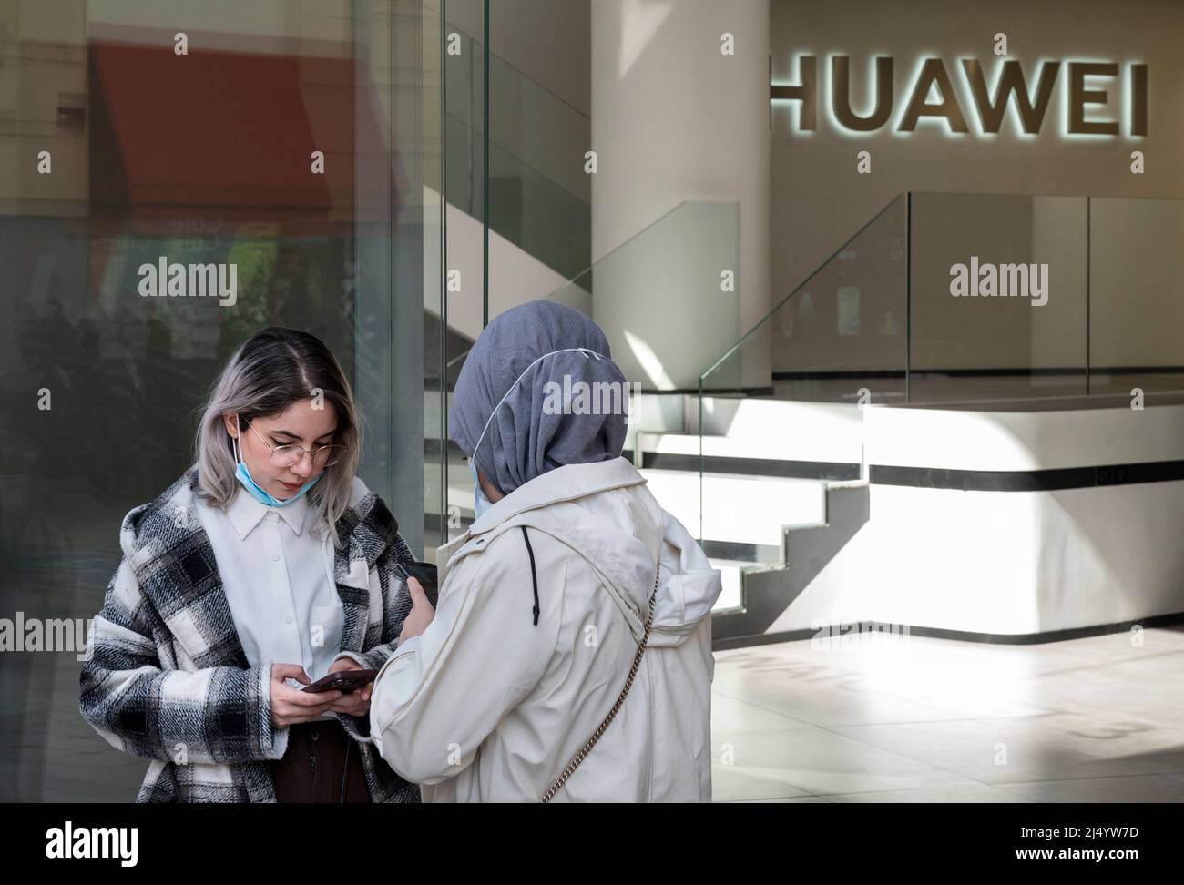 Huawei brand store hi-res stock photography and images - Alamy