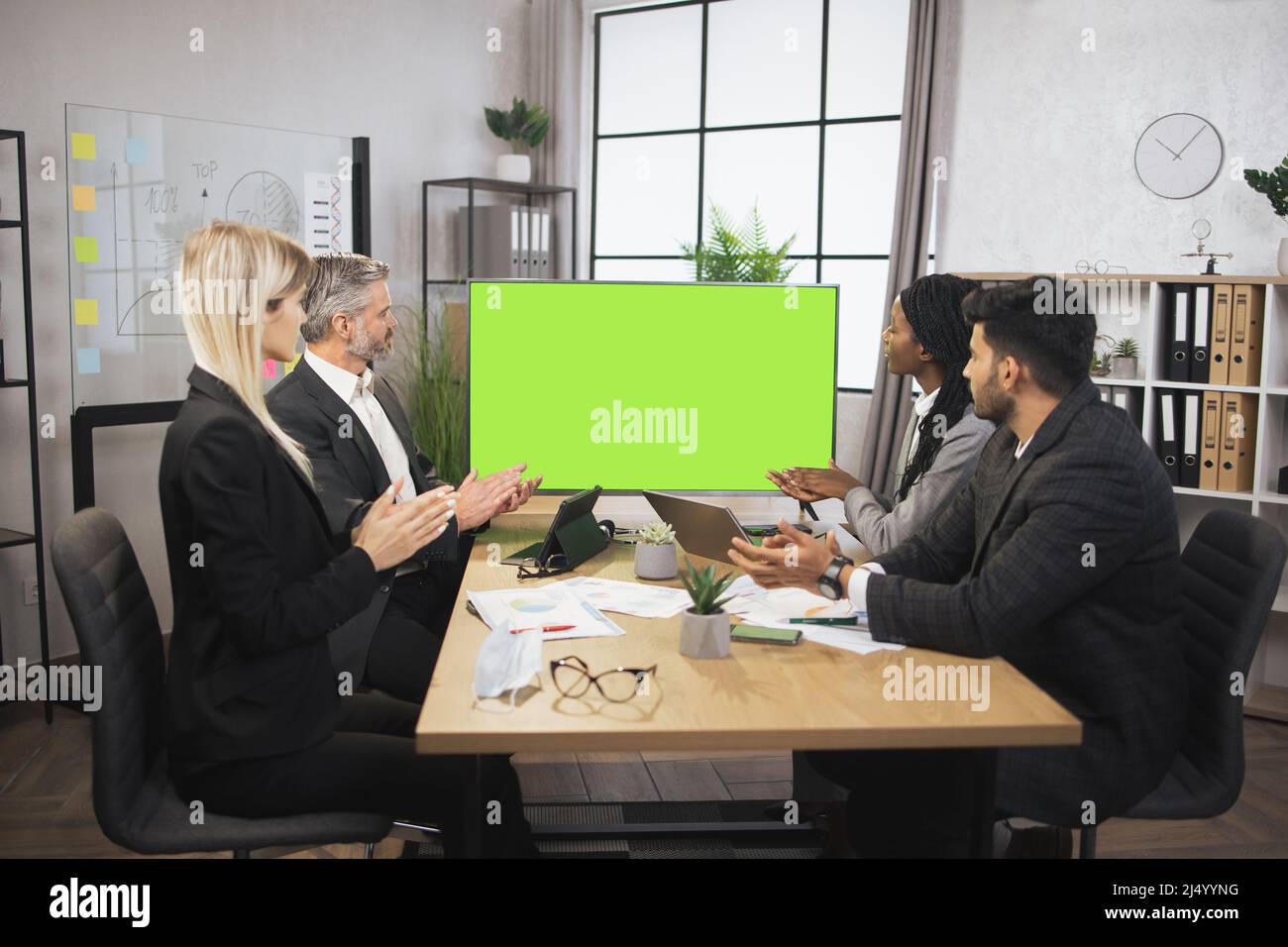 Green screen people clapping hi-res stock photography and images - Alamy
